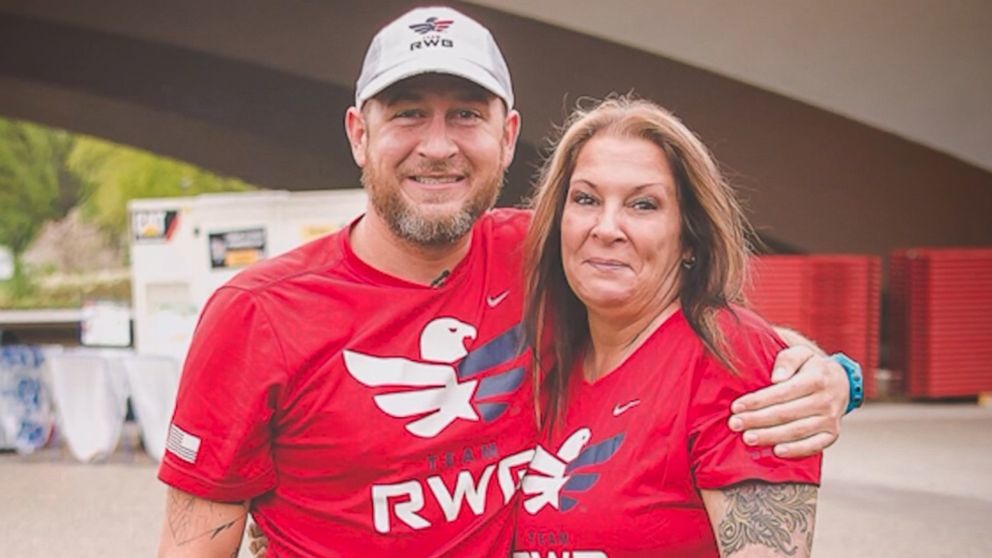 15letá holka porodila syna a dala ho k adopci: O 35 let později se s ...