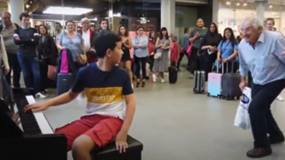 Když se kluk posadil za klavír, muž ho požádal, aby zahrál jeho ...