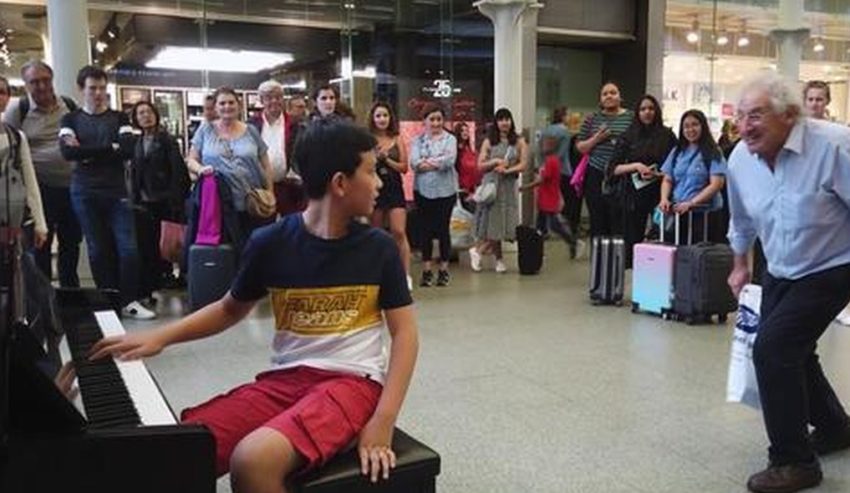 Když se kluk posadil za klavír, muž ho požádal, aby zahrál jeho ...