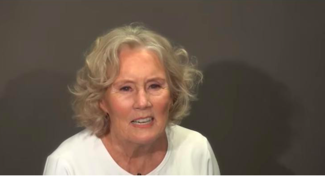 Babička se chtěla jen naučit dělat účes a make-up: Ale v rukou ...