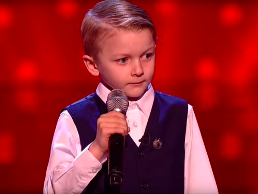 Malý chlapec zpívá slavnou píseň a z první noty dobývá srdce diváků ...