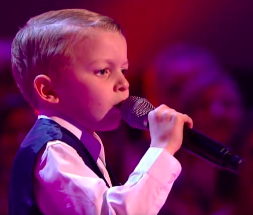 Malý chlapec zpívá slavnou píseň a z první noty dobývá srdce diváků ...