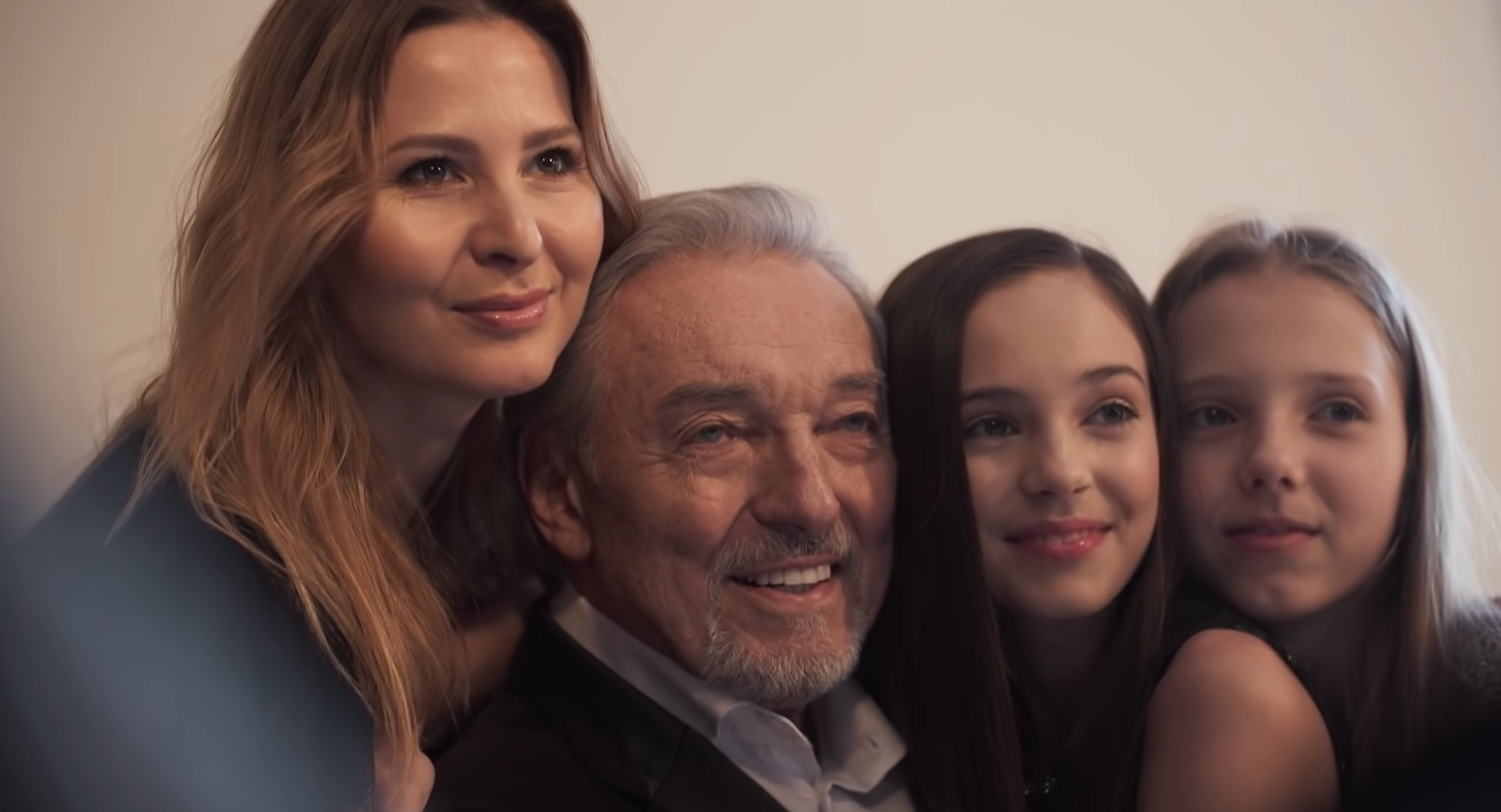 Karel Gott ve své knize prozradil, proč s Ivanou vybrali právě taková ...