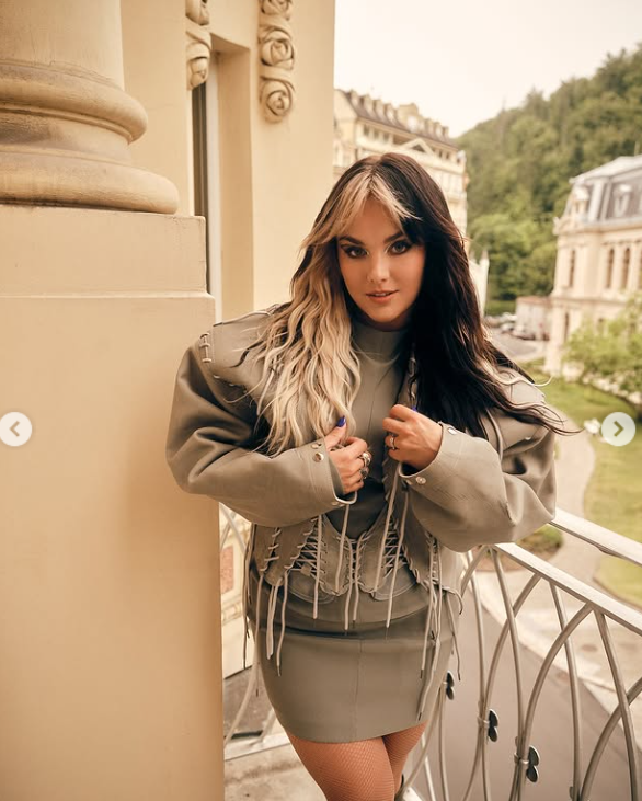 Neskutečná proměna Ewy Farny: v drsných minišatech a s černobílou ...