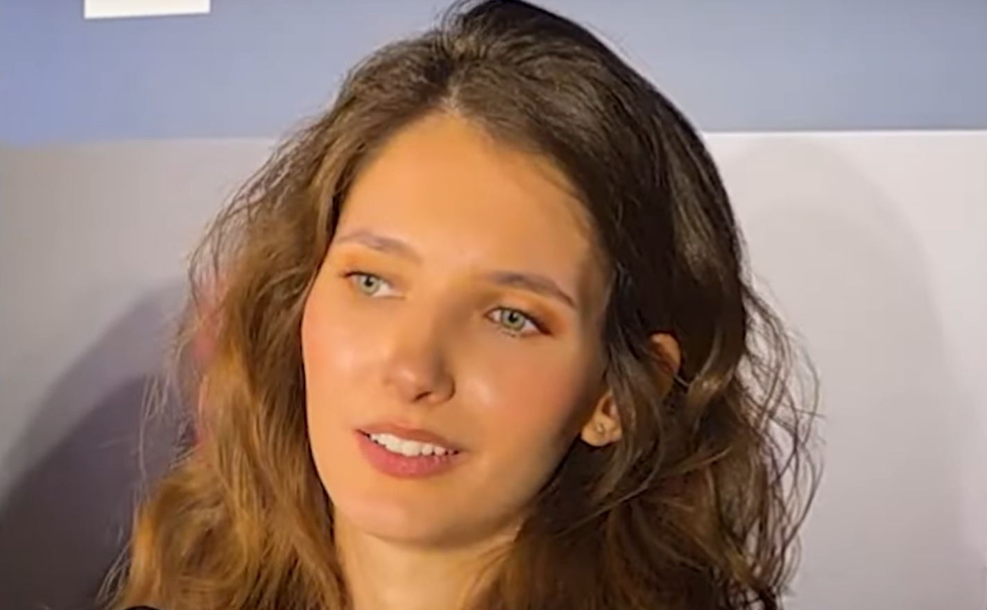 Hrdost, slzy a láska: Sandeva na premiéře nedokázala skrýt city k ...